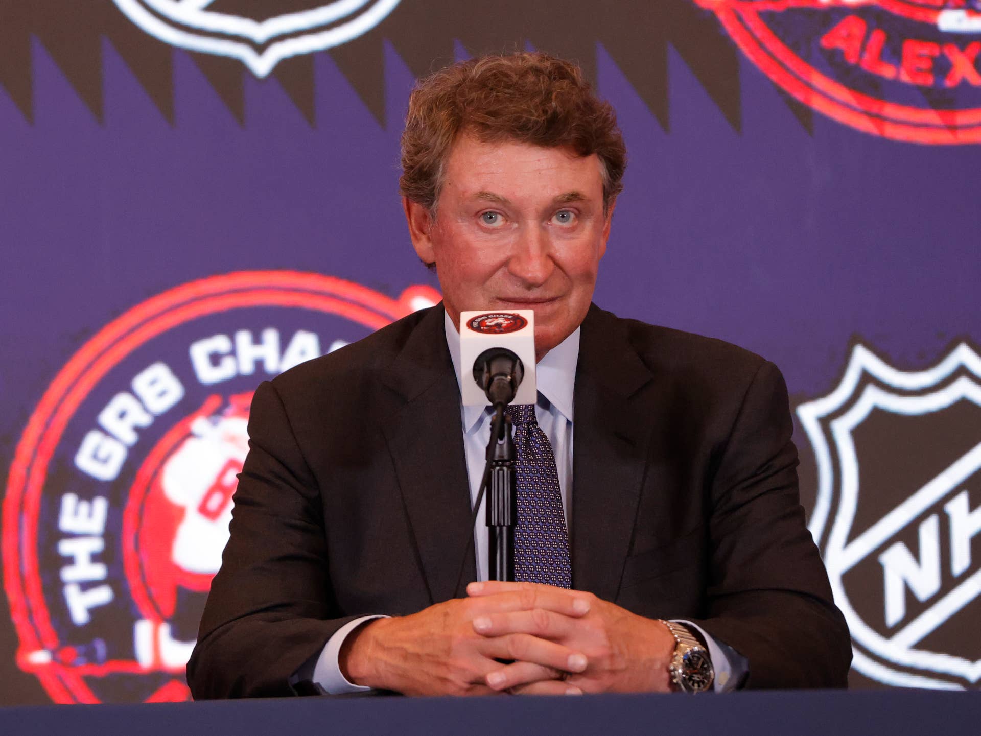 NHL Legend Wayne Gretzky Announces His 2026 Hart Trophy Winner - Athlon