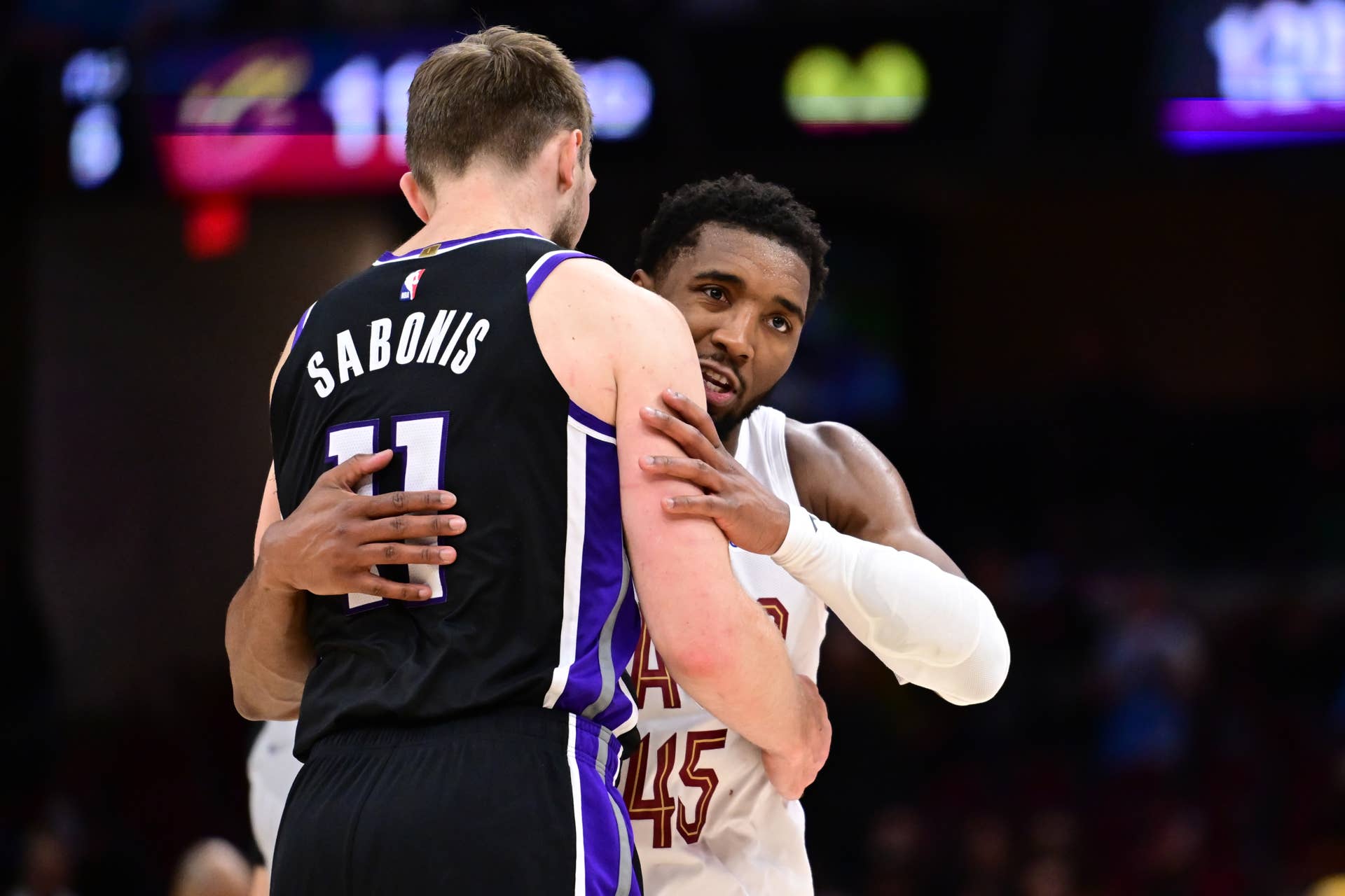 Proposed Mock Trade Sees Sacramento Kings Build Twin Towers Lineup ...