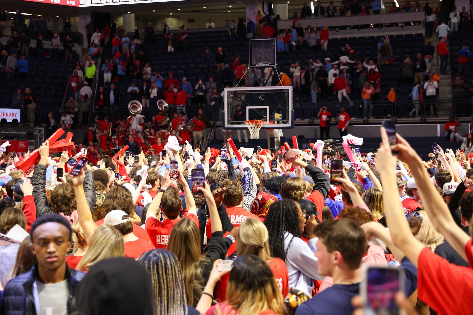 Fans Storm Court as No. 4 Tennessee Suffers Historic SEC Upset - Athlon ...