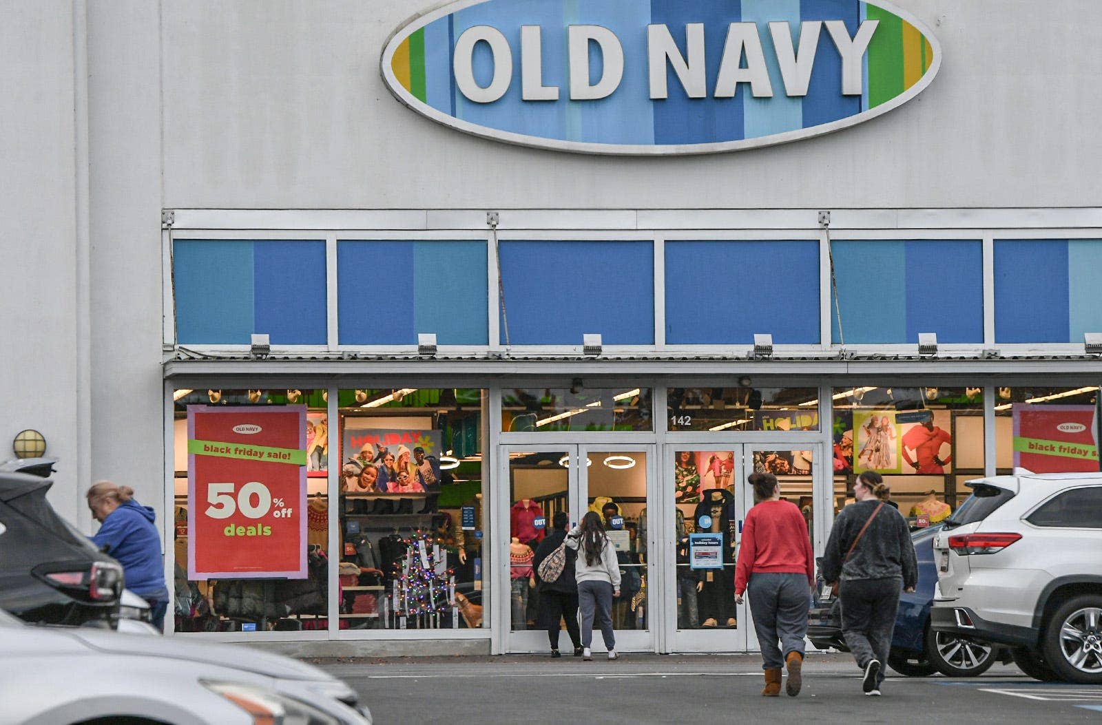 Old Navy's $55 Waterproof Puffer Vest Is Just $17 — 69% Off - Athlon