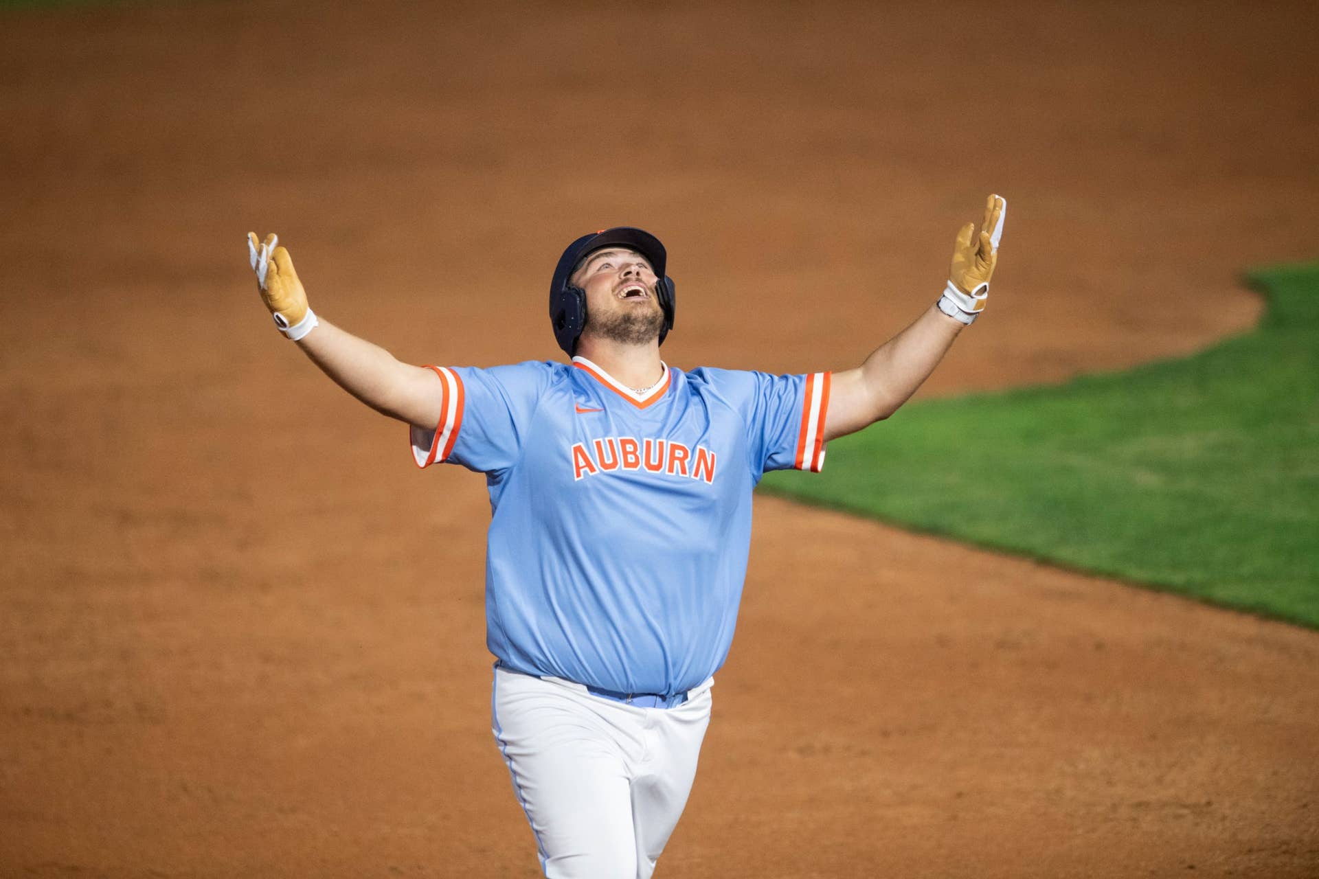 First Base Coach Hits Massive HR During Savannah Bananas-Auburn Game ...