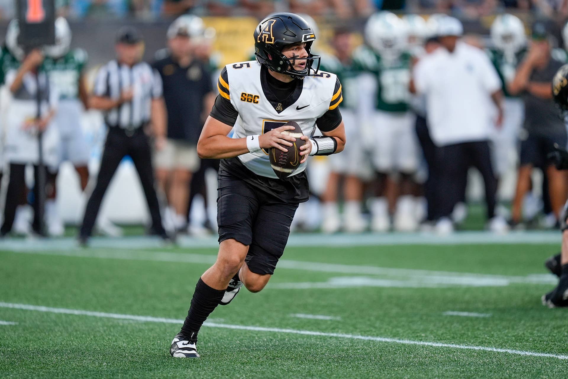 4,000-Yard College Football Quarterback to Enter Transfer Portal ...