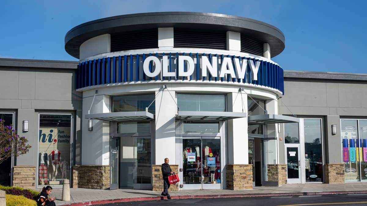 Old Navy's $7 Tees Come in 28 Colors With 14k 5-Star Reviews - Athlon ...
