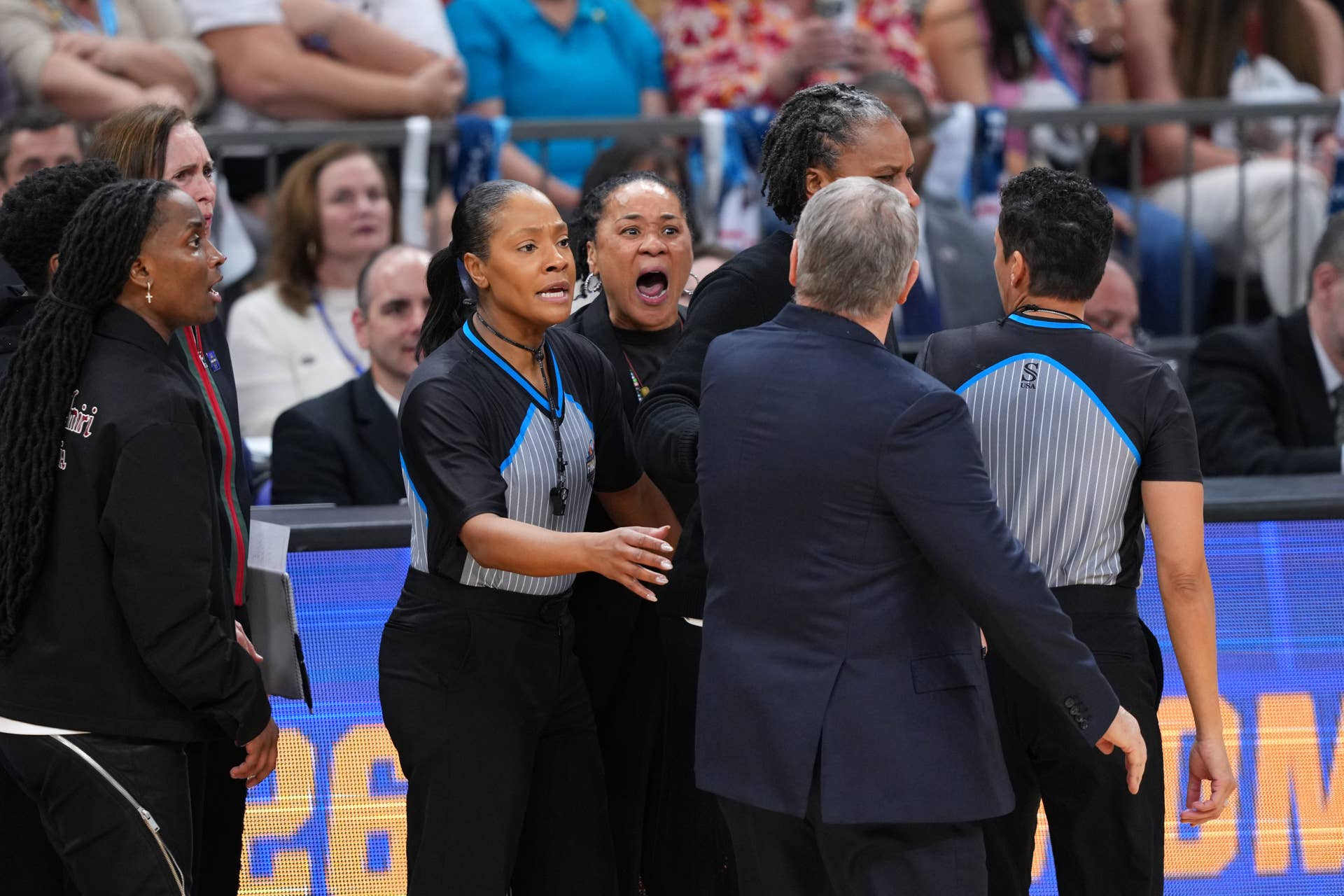 Postgame Handshake Between Geno Auriemma, Dawn Staley Catches Attention ...
