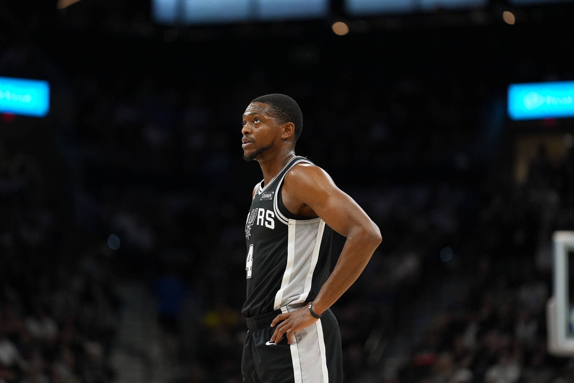 Spurs Coach Mitch Johnson Shares Update on De'Aaron Fox After Injury ...