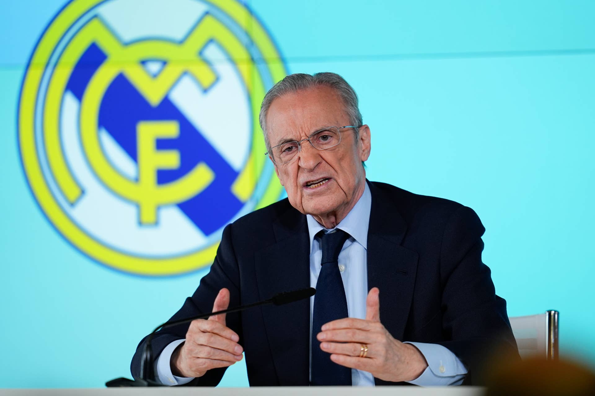 Florentino Pérez Confronts Angry Real Madrid Fans - Athlon Sports