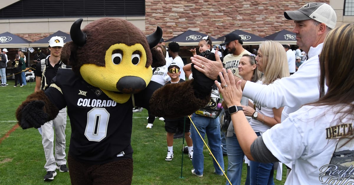 Colorado Buffaloes Give Back to Community - Athlon Sports
