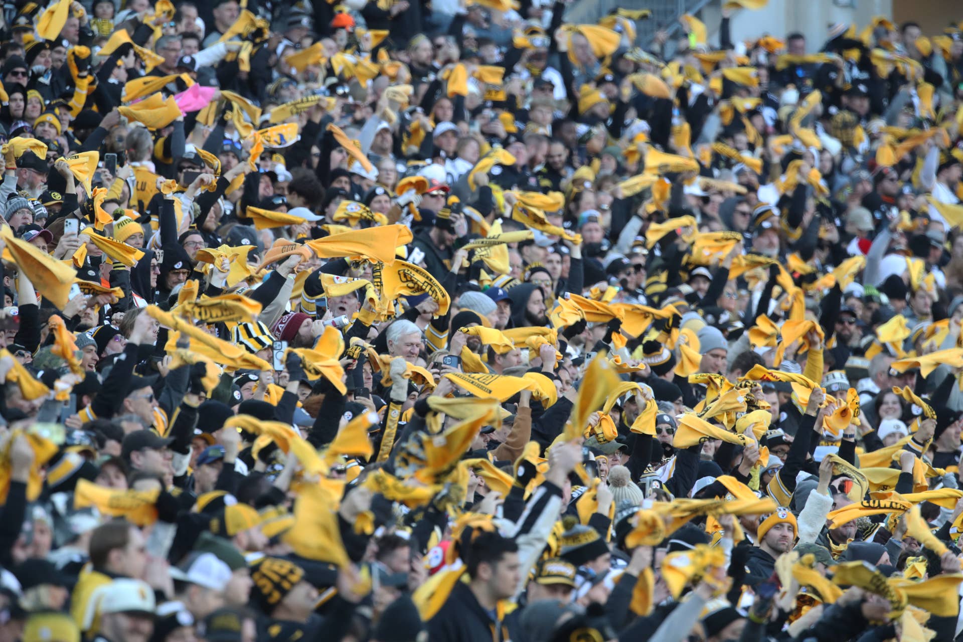 Pittsburgh Steelers Fans Represent at Pope Leo XIV's Initial Appearance ...