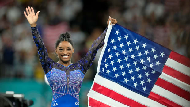 Simone Biles Earns Standing Ovation for Jaw-Dropping Vault at Olympic ...