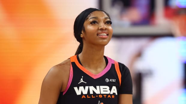 Angel Reese's Subtle Reaction To Caitlin Clark Pass Says It All - Athlon Sports