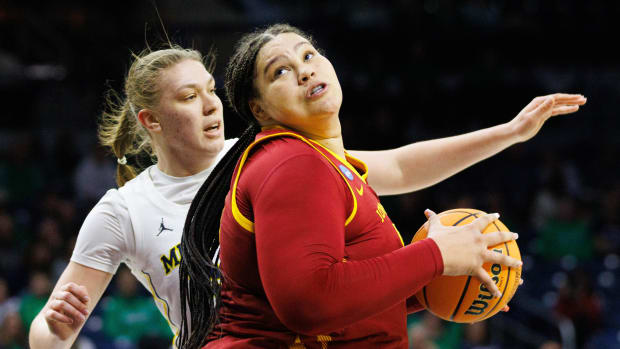 Iowa State's Audi Crooks Brings the House Down With Spin Move vs ...