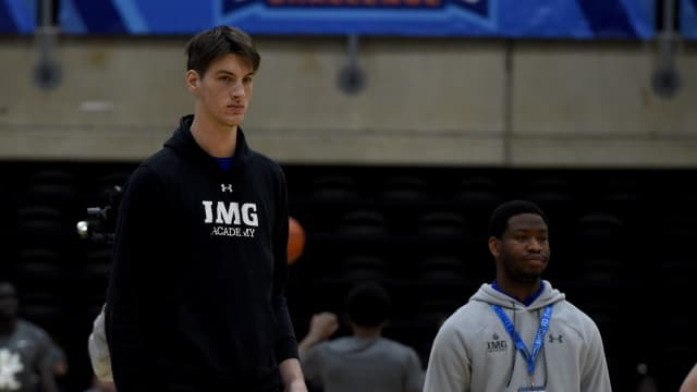 7-Foot-9 College Basketball Player Turned Heads in Season Opener ...