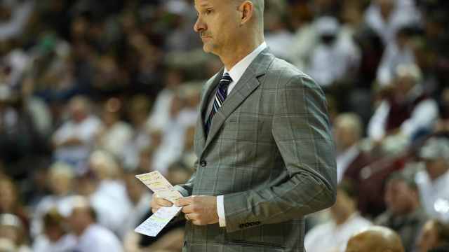 Chris Beard Reaffirms His Commitment to Ole Miss Basketball - Athlon Sports Chris Beard Reaffirms His Commitment to Ole Miss Basketball - Athlon Sports