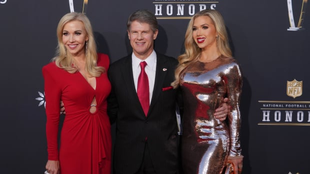 Chiefs Heiress' Bikini Selfie Before Fourth Of July Hits The Internet ...