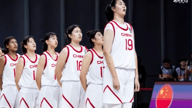 'Tallest Women's Basketball Player Ever' Turned Heads in National Team ...