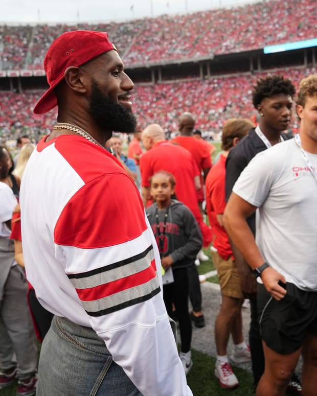 Video of Crying Ohio State Band Member Turning Heads - Athlon Sports
