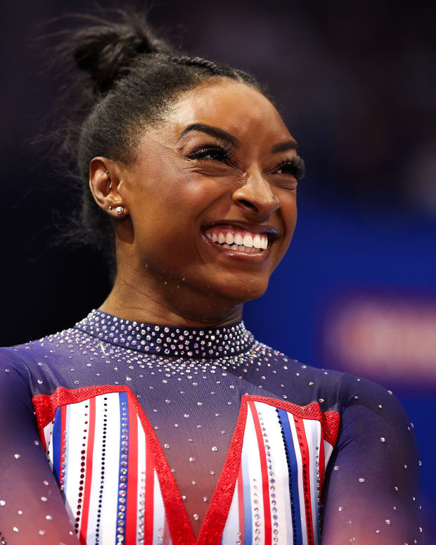 Simone Biles Earns Standing Ovation for Jaw-Dropping Vault at Olympic ...