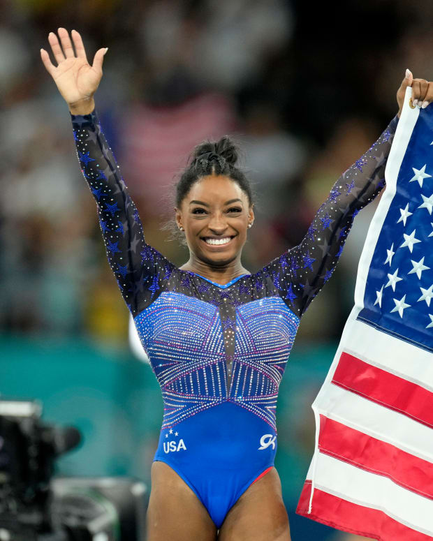Simone Biles Earns Standing Ovation for Jaw-Dropping Vault at Olympic ...