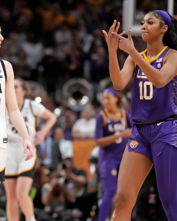Angel Reese's Subtle Reaction To Caitlin Clark Pass Says It All - Athlon Sports