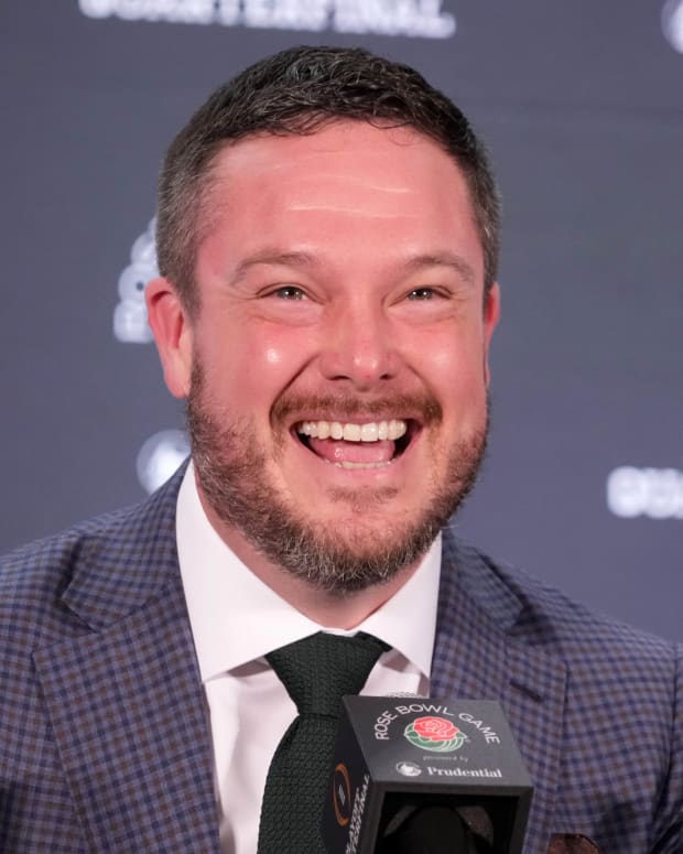 Oregon's 6-foot-11 Pitcher Turns Heads, Becomes Viral Sensation ...