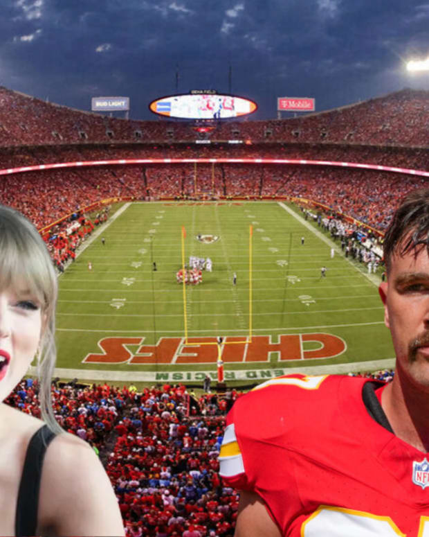 Fans Send Taylor Swift Message to Travis Kelce - Athlon Sports