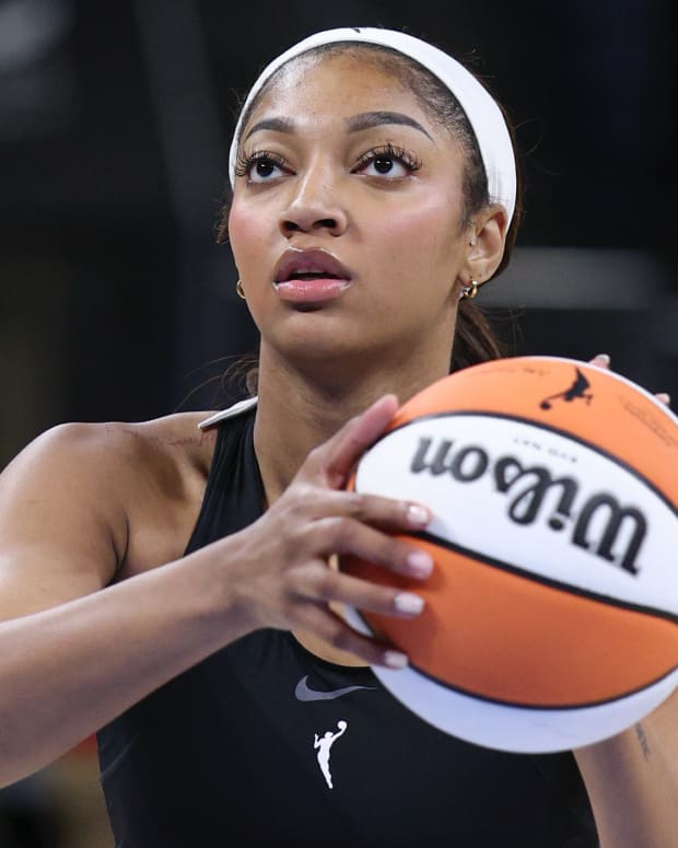 Angel Reese's Subtle Reaction To Caitlin Clark Pass Says It All - Athlon Sports