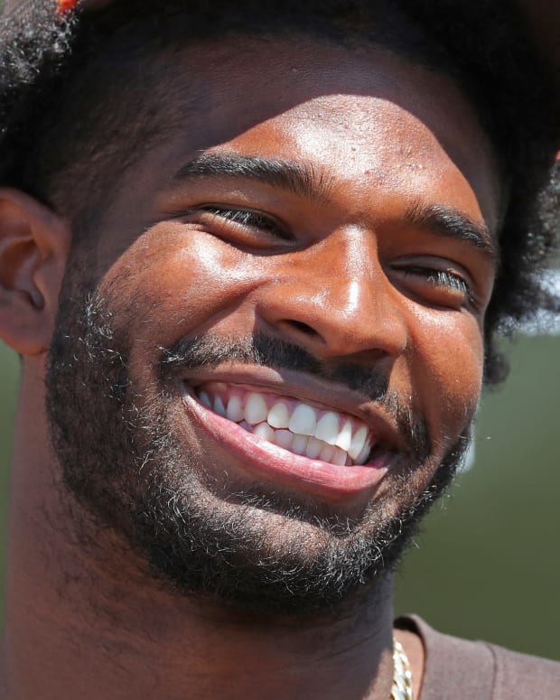 Shedeur Sanders turns heads with insane iced-out 'Draft Day' chain ...