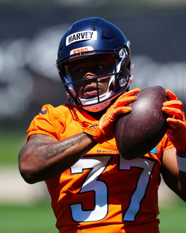 Broncos RB RJ Harvey Is Turning Heads With Viral Photo - Athlon Sports