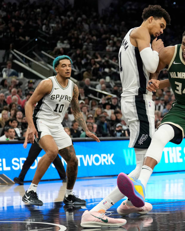 NBA Insider Reveals What Bucks Are Doing to Try to Convince Giannis Antetokounmpo to Stay ...