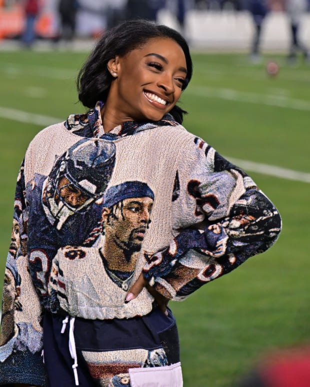 Simone Biles Earns Standing Ovation for Jaw-Dropping Vault at Olympic ...