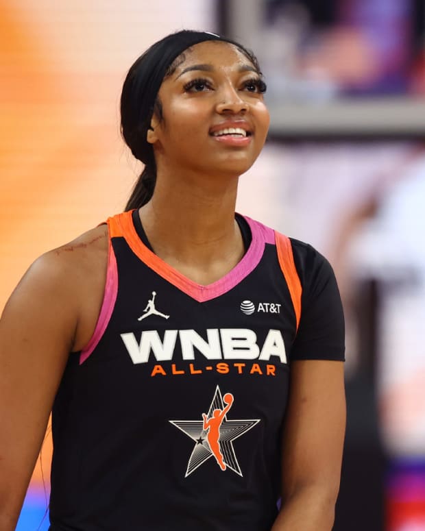 Angel Reese's Subtle Reaction To Caitlin Clark Pass Says It All - Athlon Sports