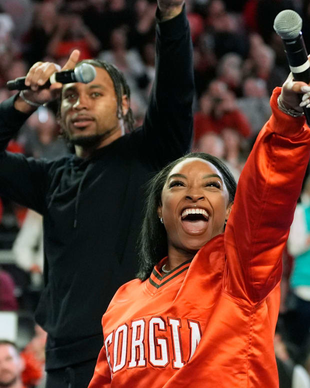 Simone Biles Earns Standing Ovation for Jaw-Dropping Vault at Olympic ...