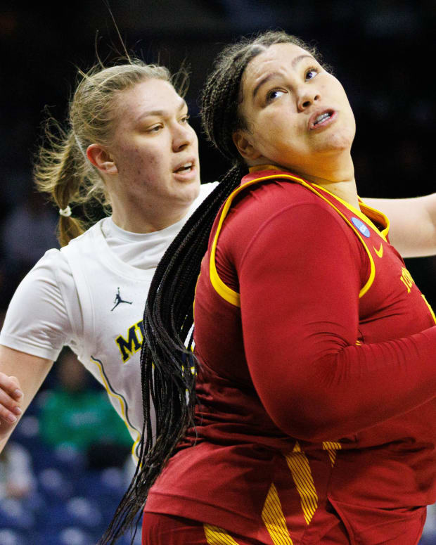 Iowa State's Audi Crooks Brings the House Down With Spin Move vs ...