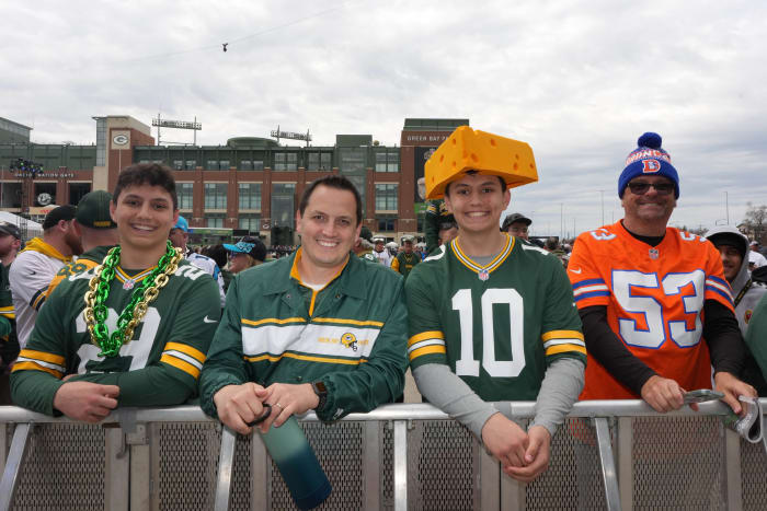 ESPN Doesn't Cut Audio as Packers Fans Chant Message for Chicago Bears ...