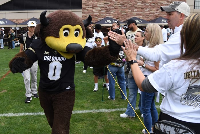 Colorado Buffaloes Give Back to Community - Athlon Sports