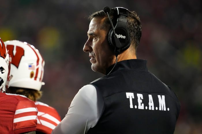 Wisconsin Football Alumni Groan Over Collapse Against #1 Oregon ...