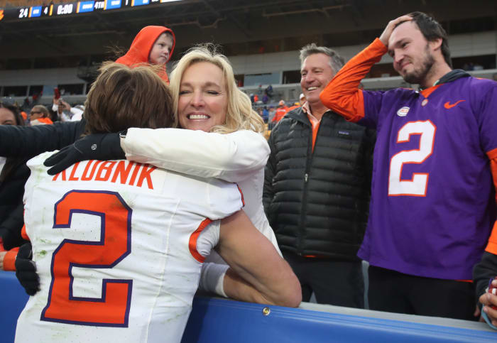 Cade Klubnik's Parents, Kim and Tod, Go to Same Church as Texas QB Quinn Ewers - Athlon Sports