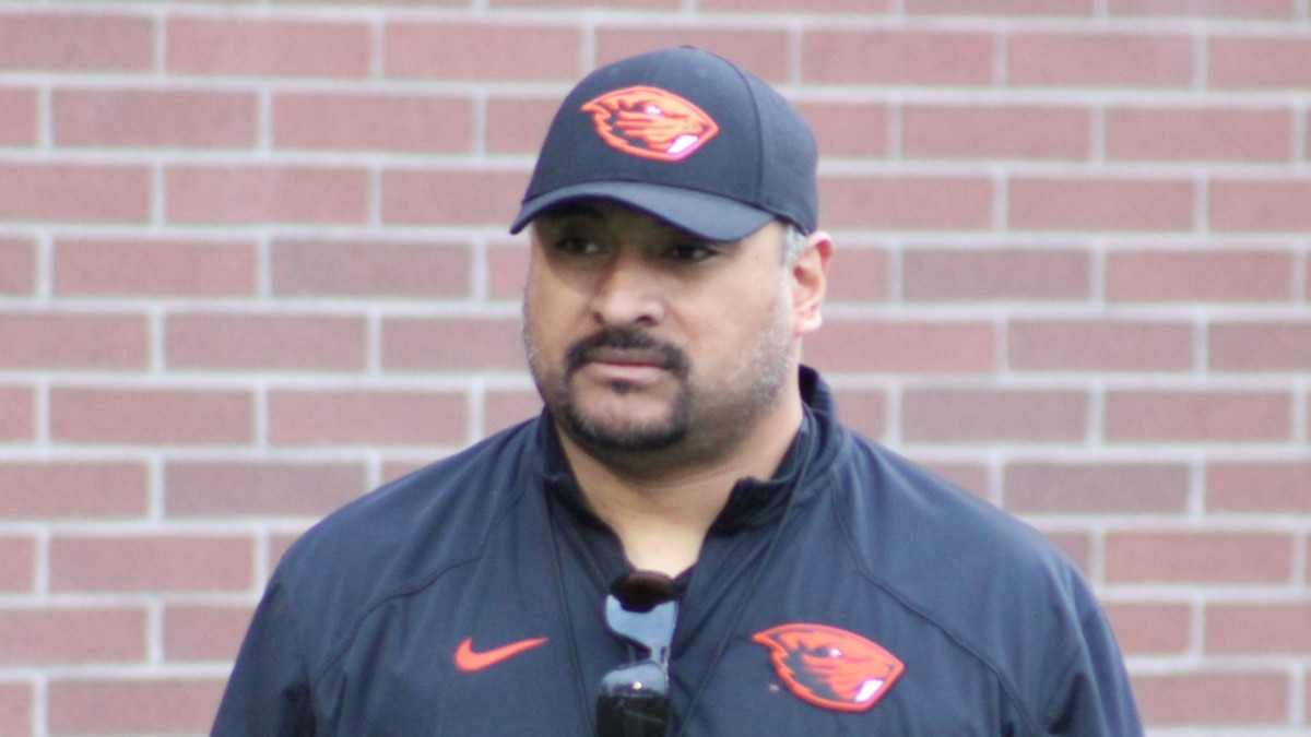 Former Fullback Kalani Sitake is a Defensive Coach on the Rise - Athlon ...