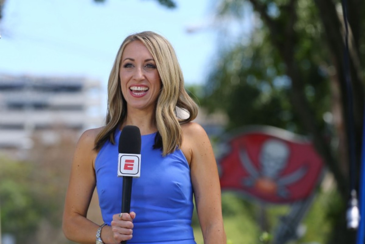 Football World Reacts To ESPN Reporter Incident - Athlon Sports