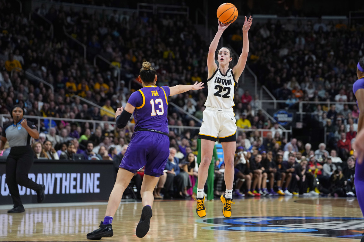 Caitlin Clark Called Out For 'Mechanical Flaw' in Her Shooting Motion ...