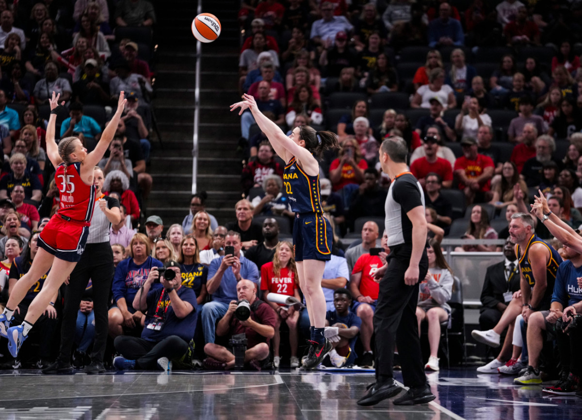 Wnba Fans In Agreement About Caitlin Clarks Unbelievable Shot Over