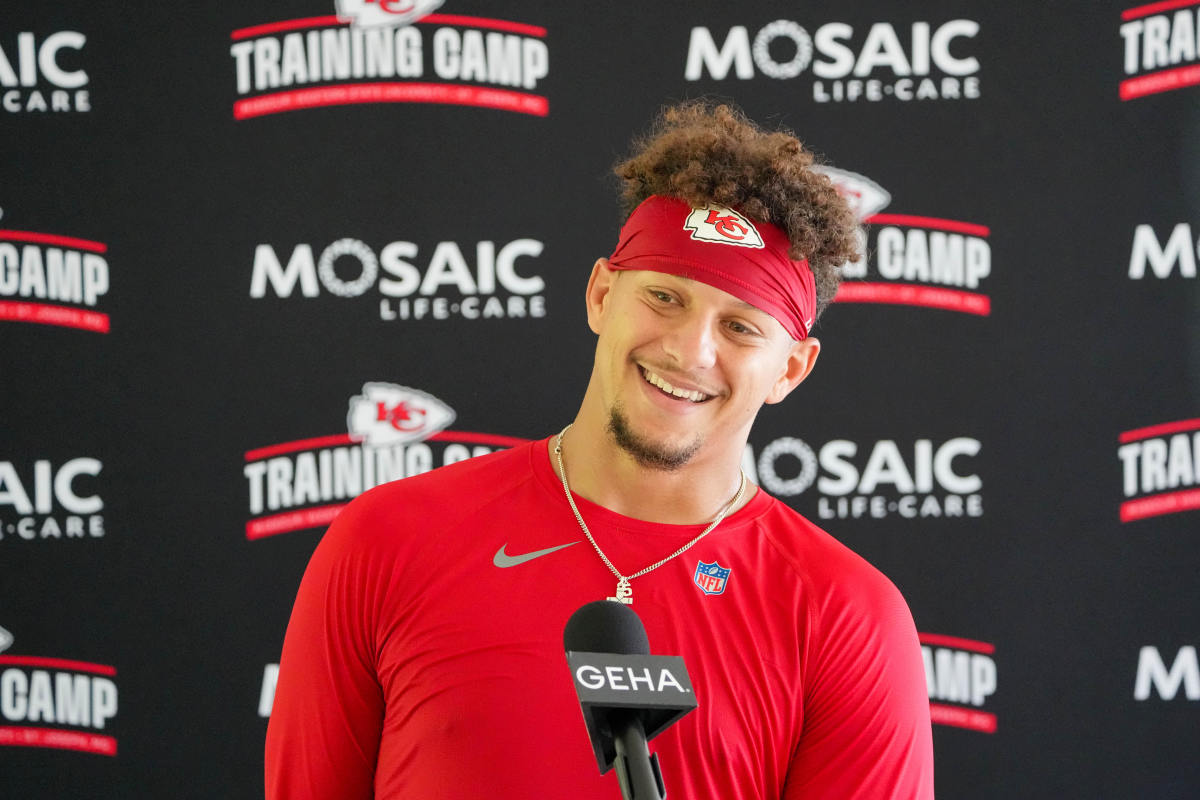 NFL Fans Accuse Caleb Williams Of Trying Hard To Be Like Patrick Mahomes - Athlon Sports
