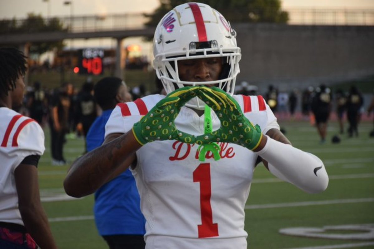 Oregon's 5-Star Commit Dakorien Moore Goes Viral for Hilarious Gesture ...