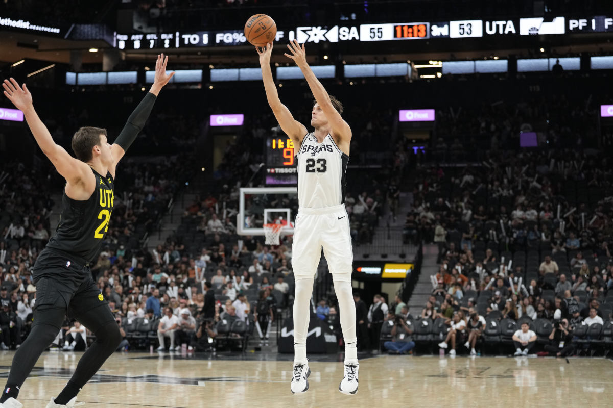 Zach Collins Focused on Shaking Off Rust in Preseason Debut for San ...