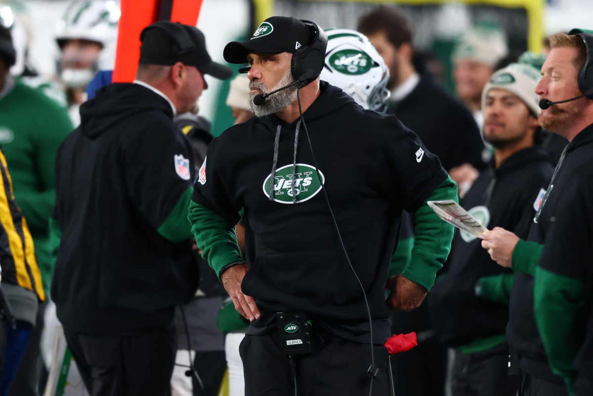 New York Jets Coach Jeff Ulbrich Reveals Strong Message on Finger-Pointing - Athlon Sports