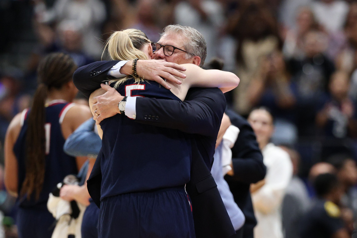 Paige Bueckers Reveals What She Told UConn Coach Geno Auriemma ...