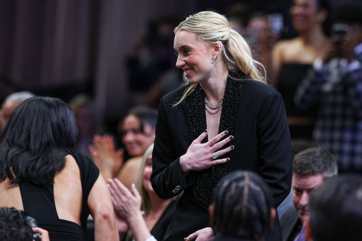 Paige Bueckers' Jacket Problem Draws Attention at WNBA Draft - Athlon ...