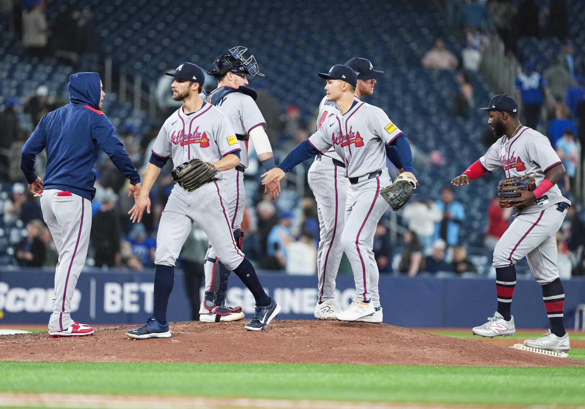 Video Of Braves Reporter Asking Fan For Her Number Is Going Viral ...