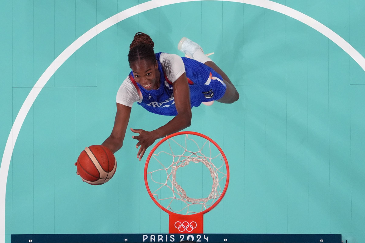 Fans in Awe After 6-Foot-6 WNBA Rookie Dunked Effortlessly - Athlon Sports
