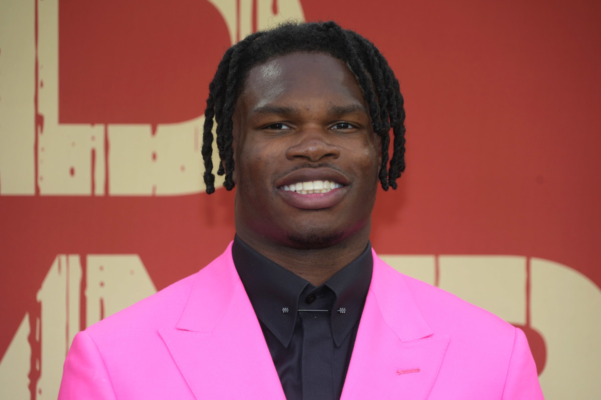 Travis Hunter's bold suit choice for 'Welcome to NFL' moment - Athlon ...